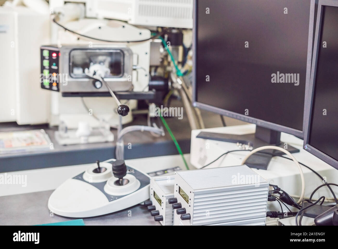 Scanning electron microscope atom hi-res stock photography and images ...