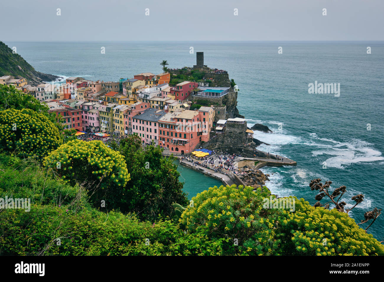 Village cliff side hi-res stock photography and images - Alamy