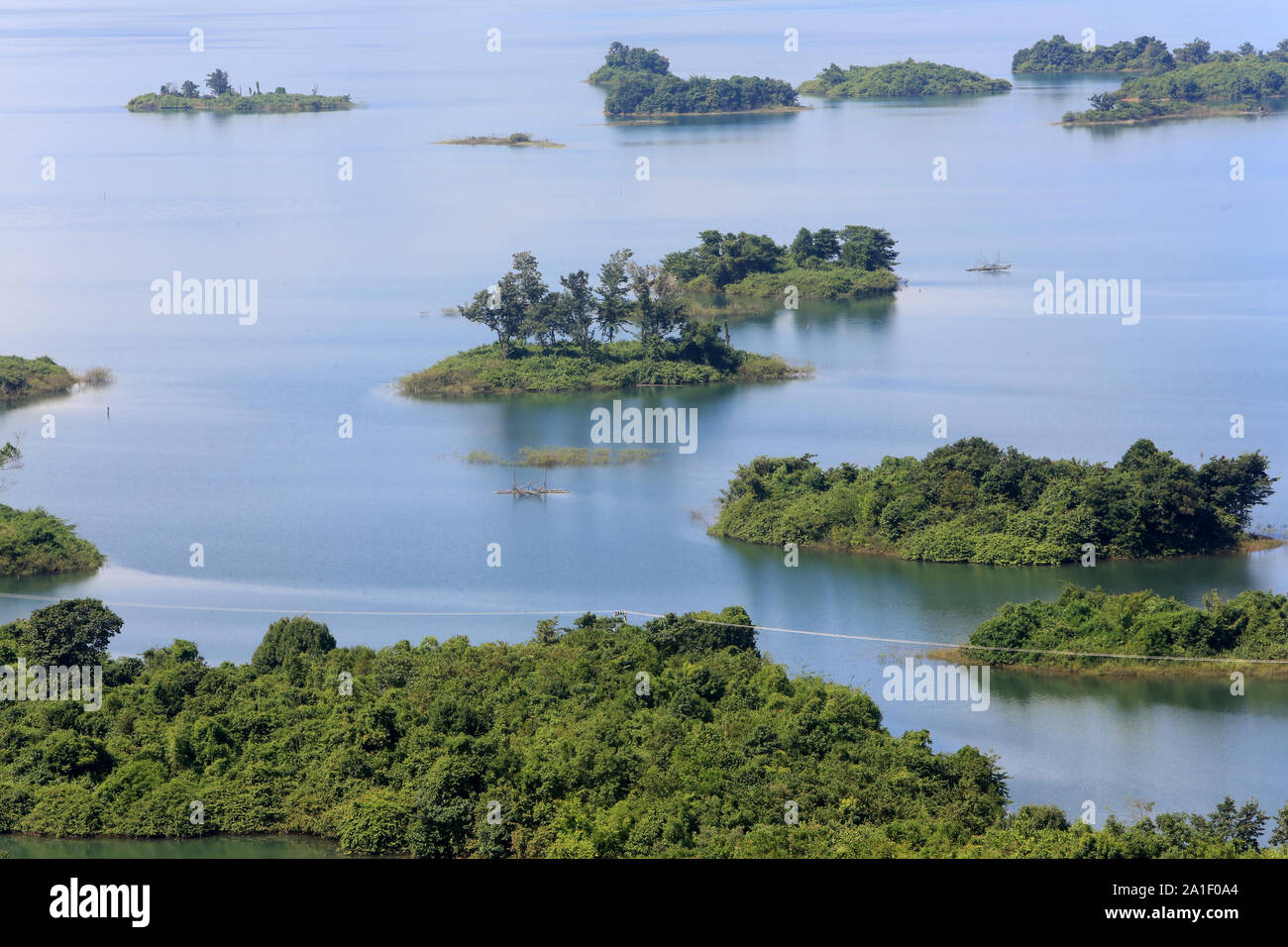 Le Lac Nam Ngum et ses îles. Réservoir Ang Nam Ngum. Province de ...