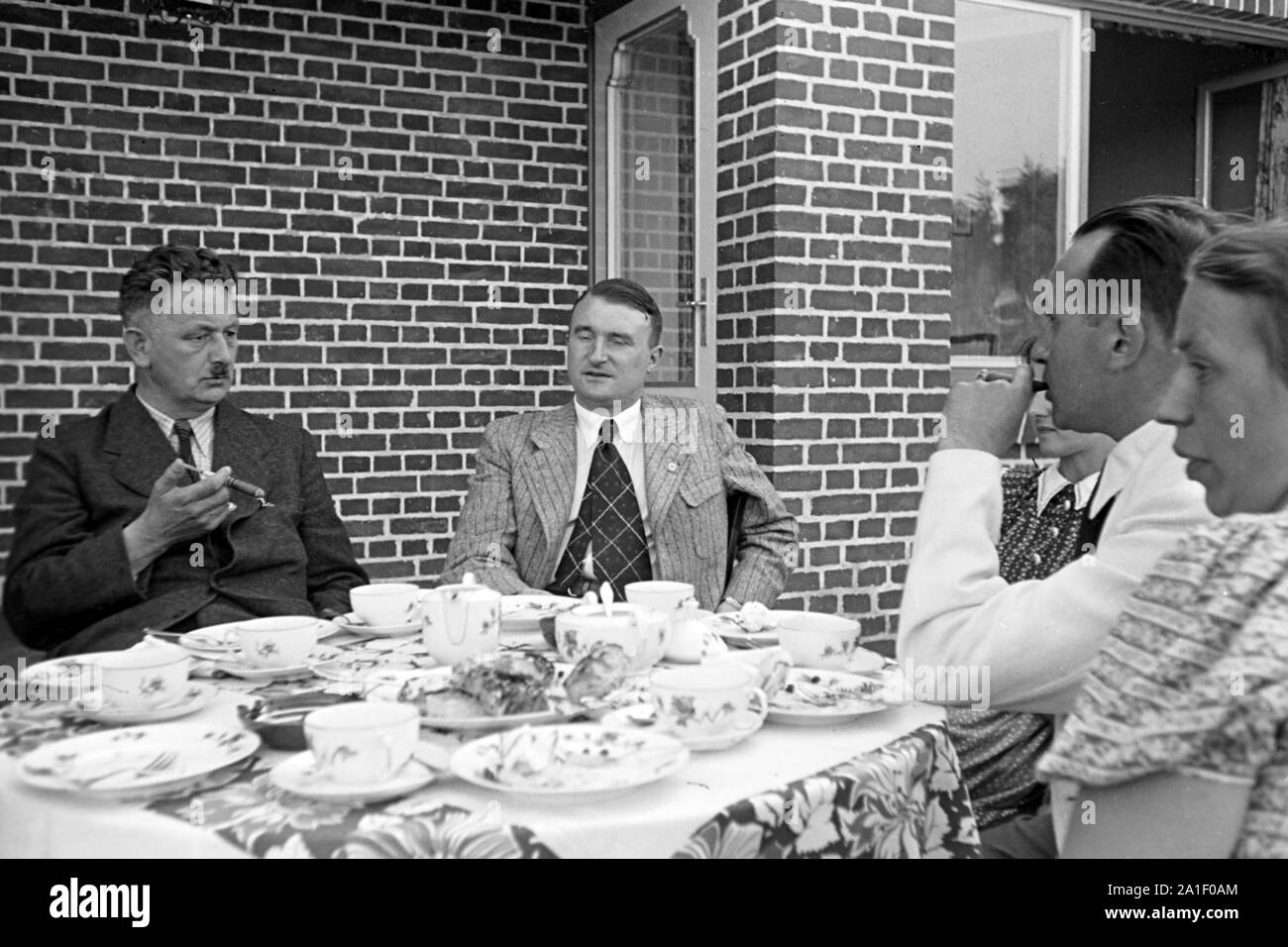 Ein NSDAP Parteifunktionär mit Gästen zum Kaffee am Nachmittag ...