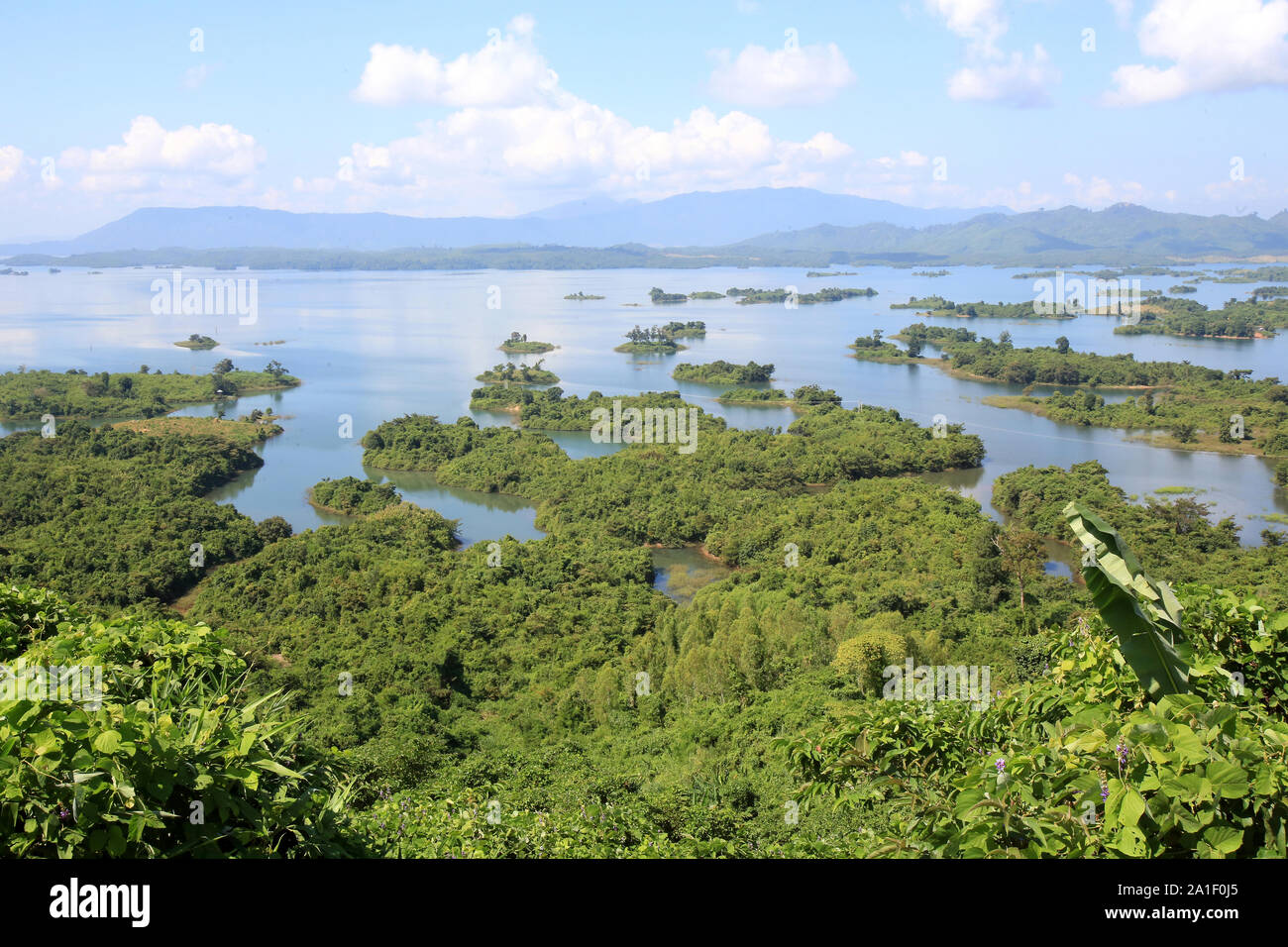 Le Lac Nam Ngum et ses îles. Réservoir Ang Nam Ngum. Province de ...