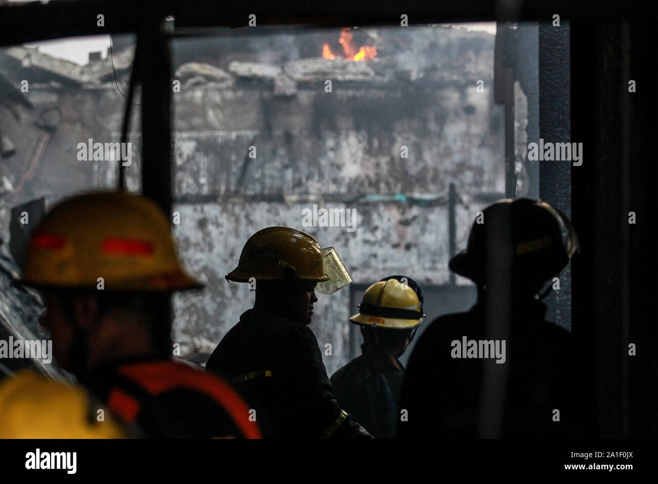 Manila, Philippines. 26th Sep, 2019. Firefighters try to put out a fire ...