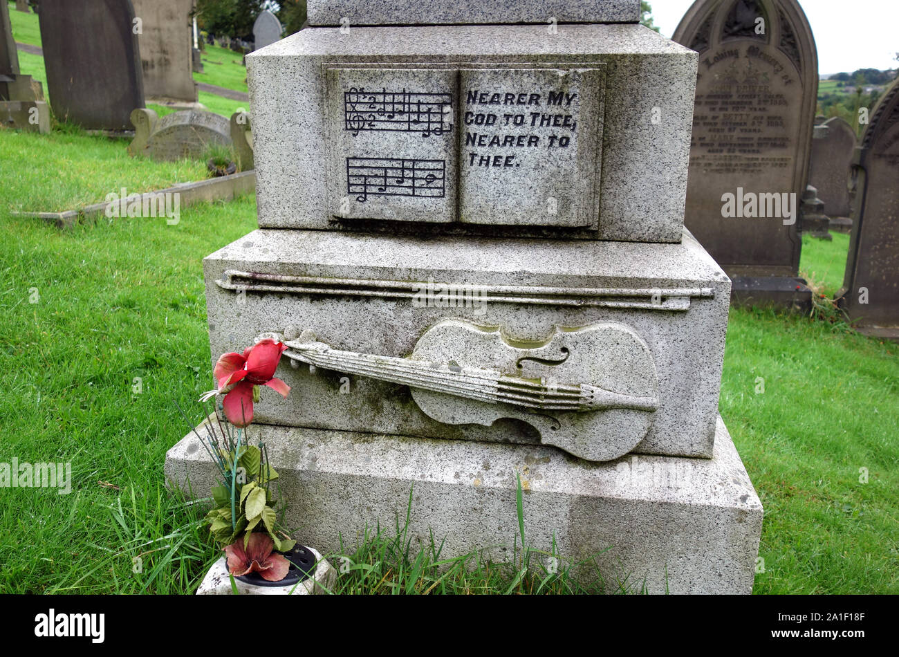 Titanic Bandmaster Wallace Hartley's Memorial in Keighley Road Cemetery ...