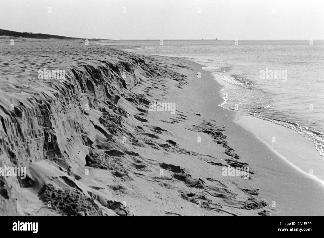 Wellen am Strand, Deutschland 1939. Waves coming to the shore, Germany ...