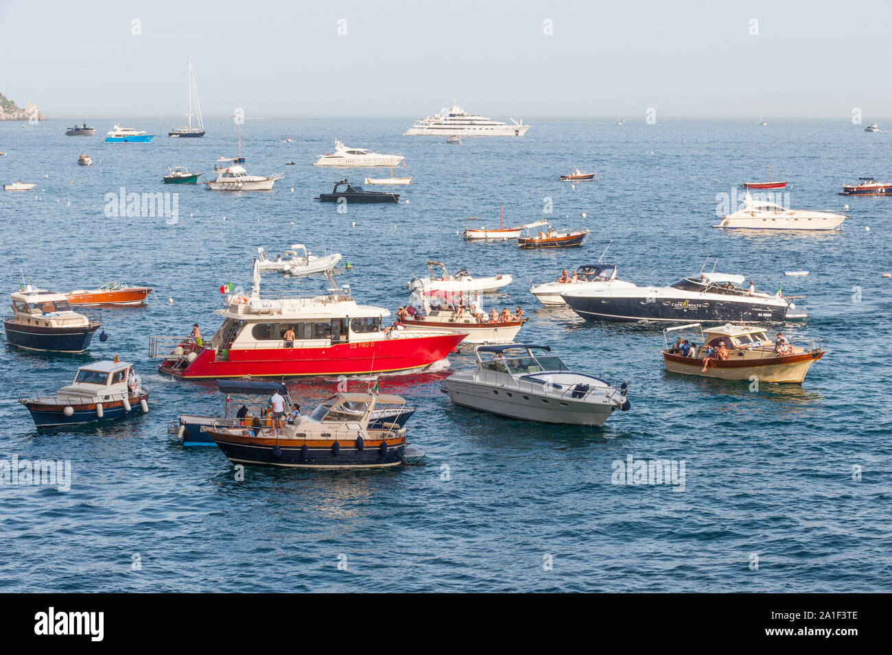 Positano crowdy beach with lot of boats Stock Photo - Alamy