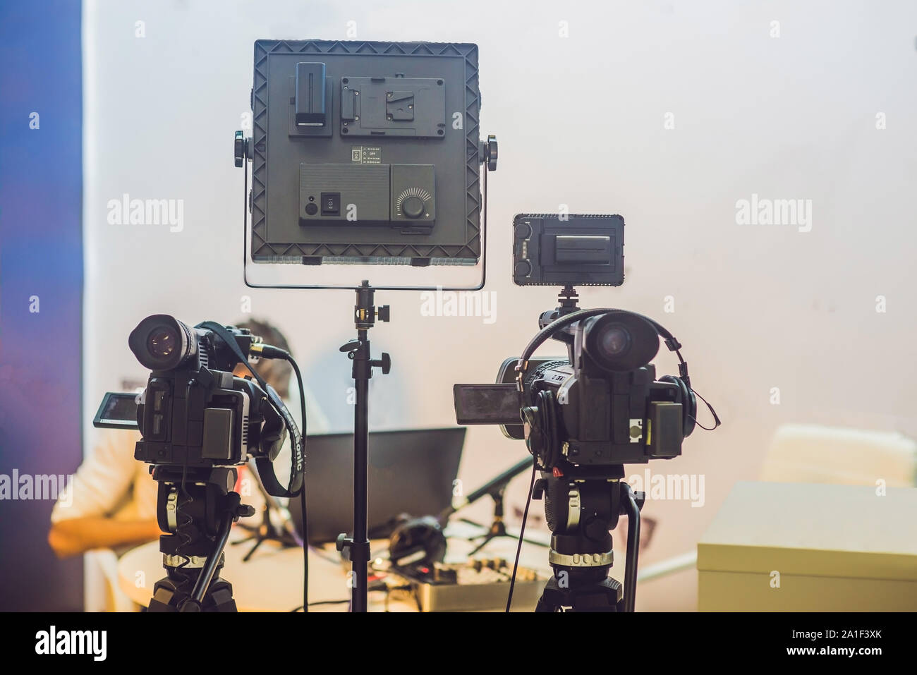 News reporter making media hi-res stock photography and images - Alamy
