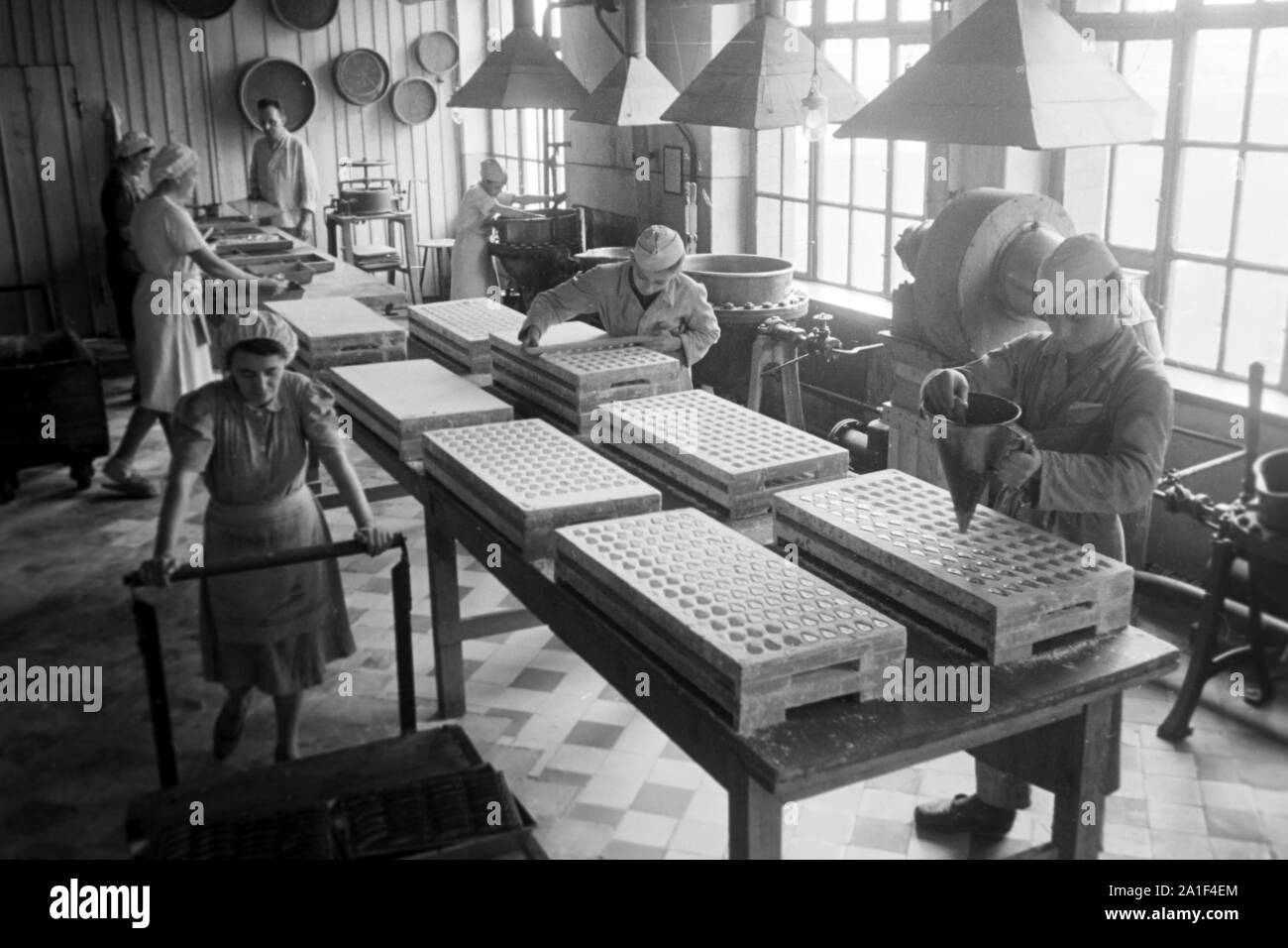 1940's female factory workers hi-res stock photography and images - Alamy