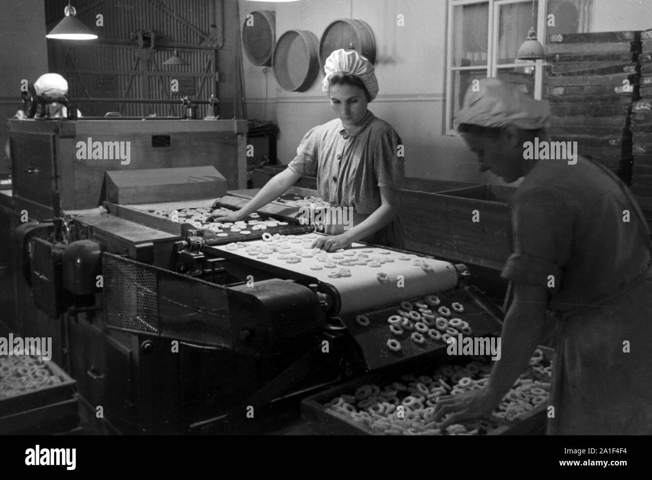 1940's female factory workers hi-res stock photography and images - Alamy
