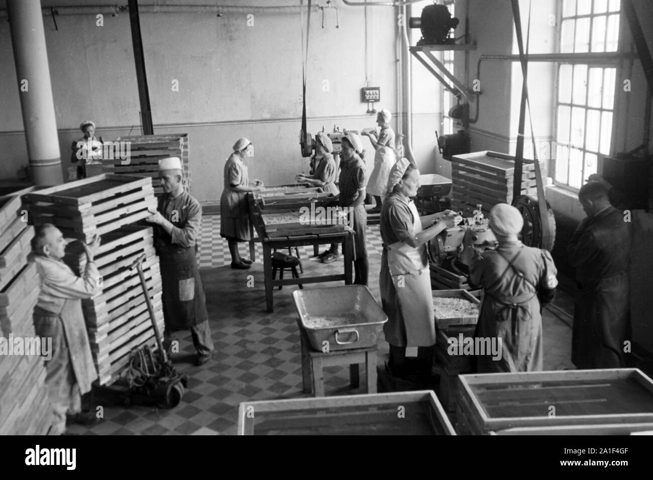1940's female factory workers hi-res stock photography and images - Alamy