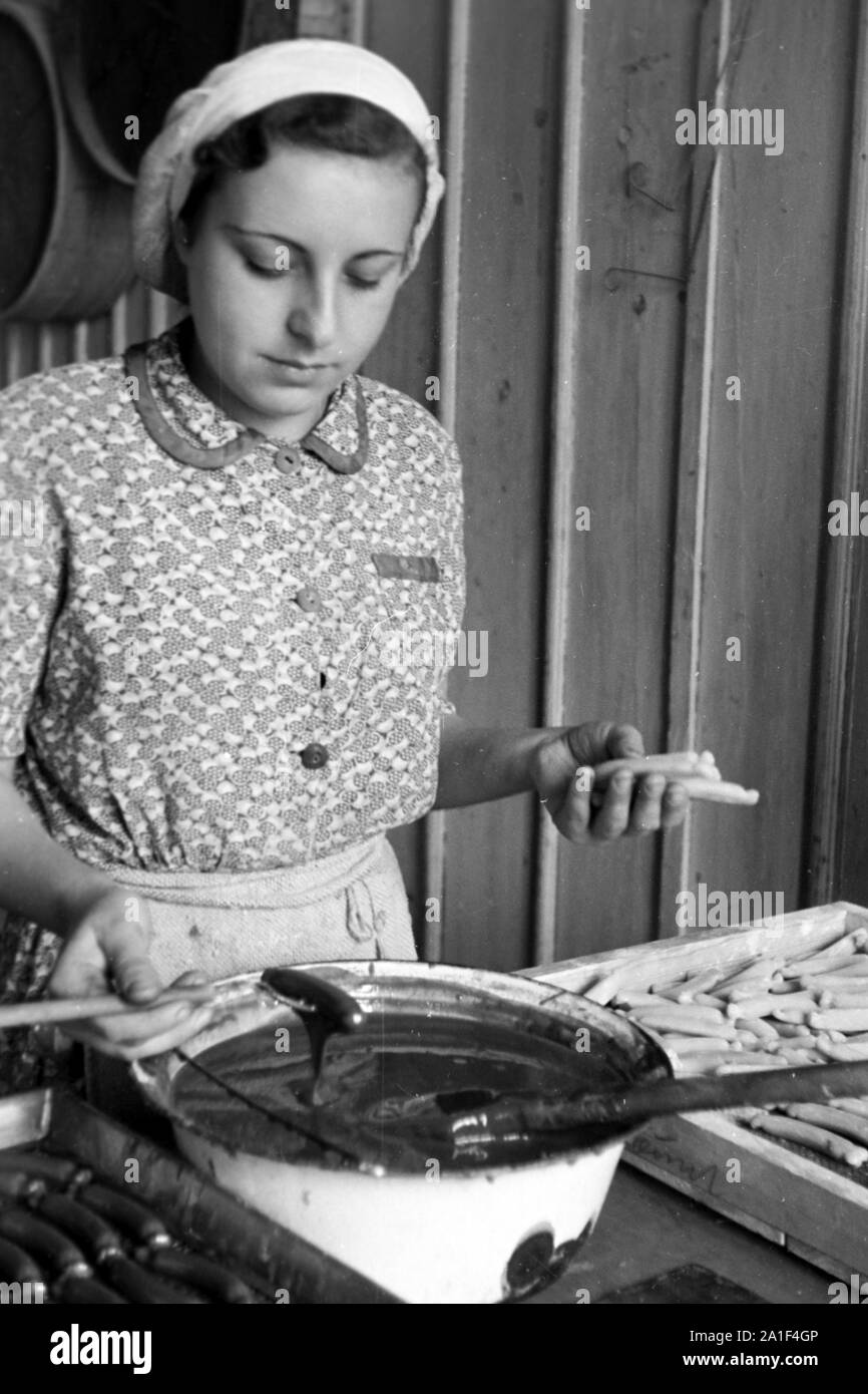 Factory conveyor sweets hi-res stock photography and images - Alamy