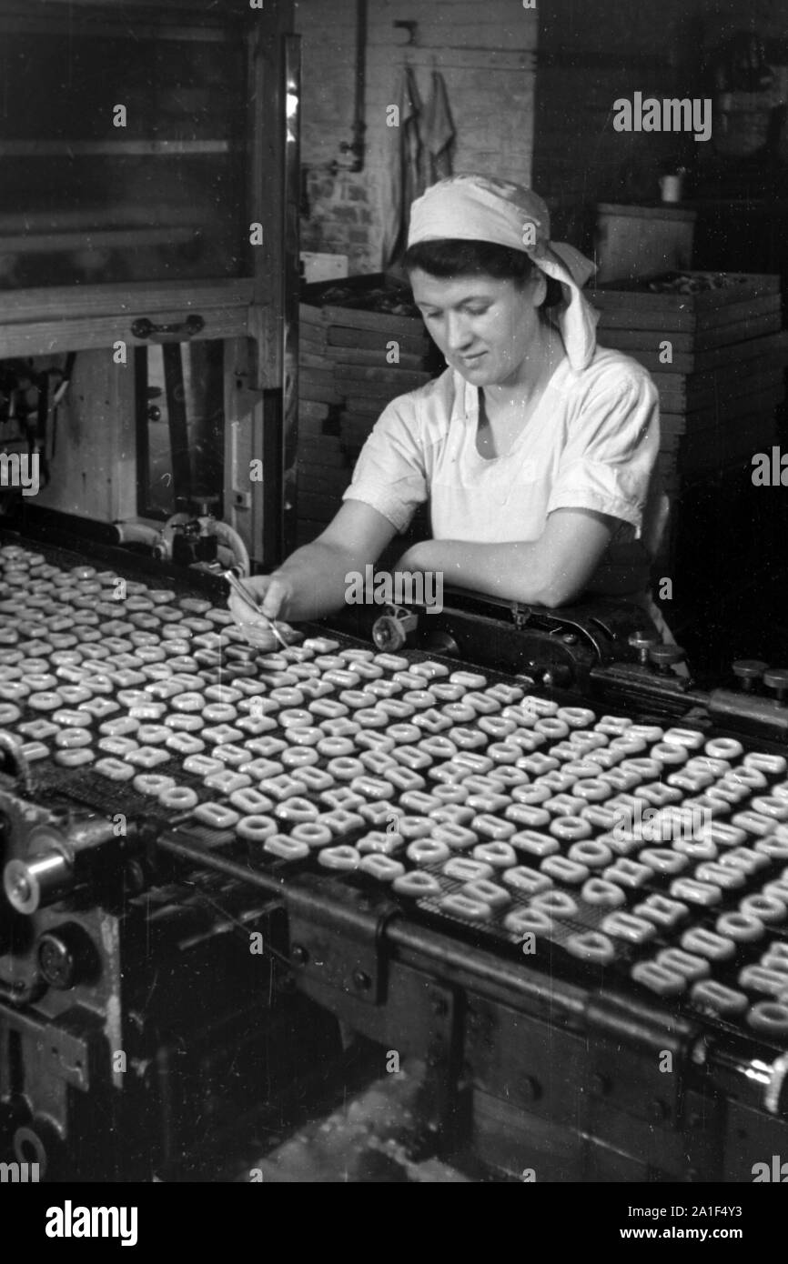 1950s assembly line hi-res stock photography and images - Alamy