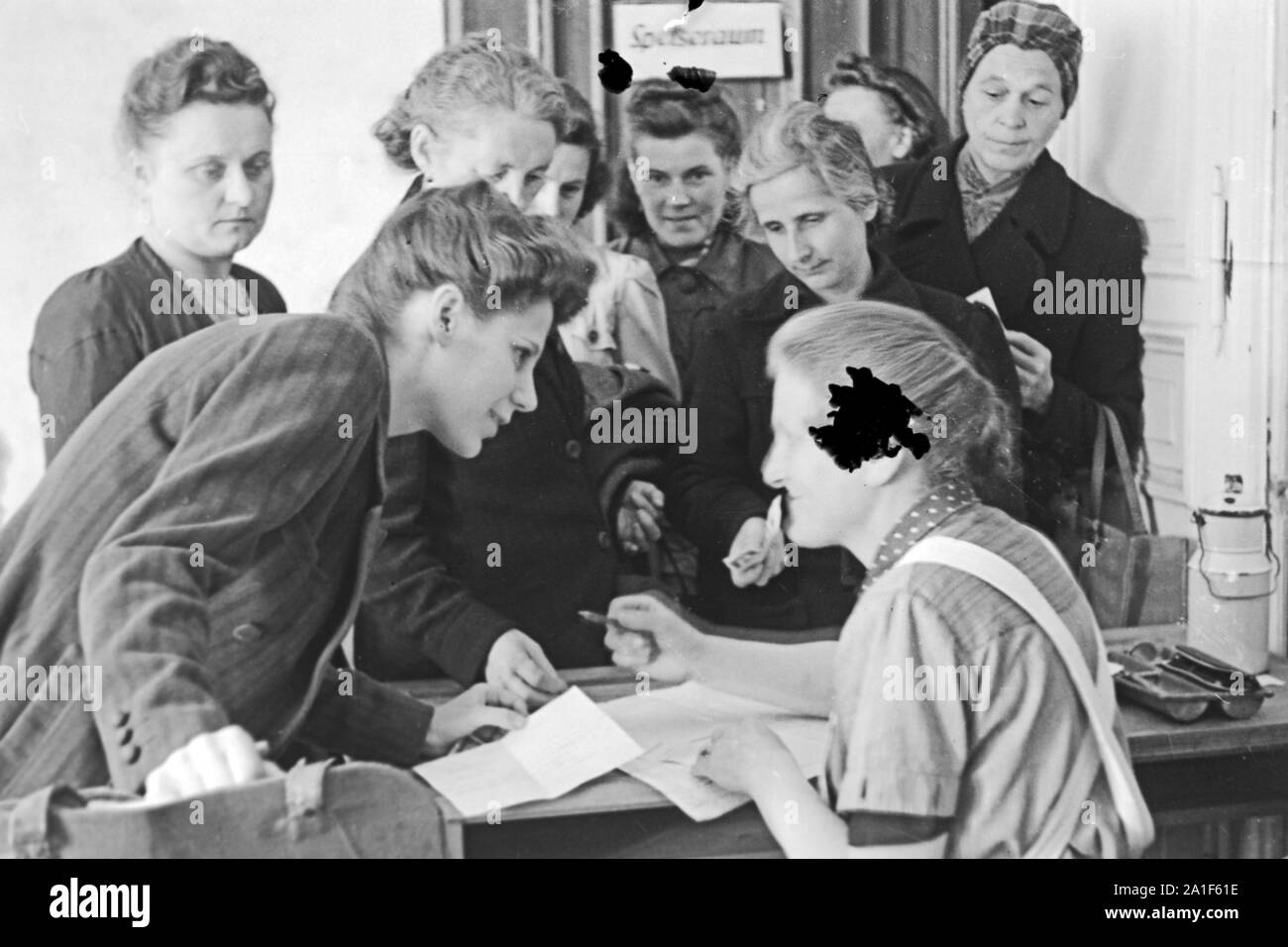 Sich erkundigen hi-res stock photography and images - Alamy