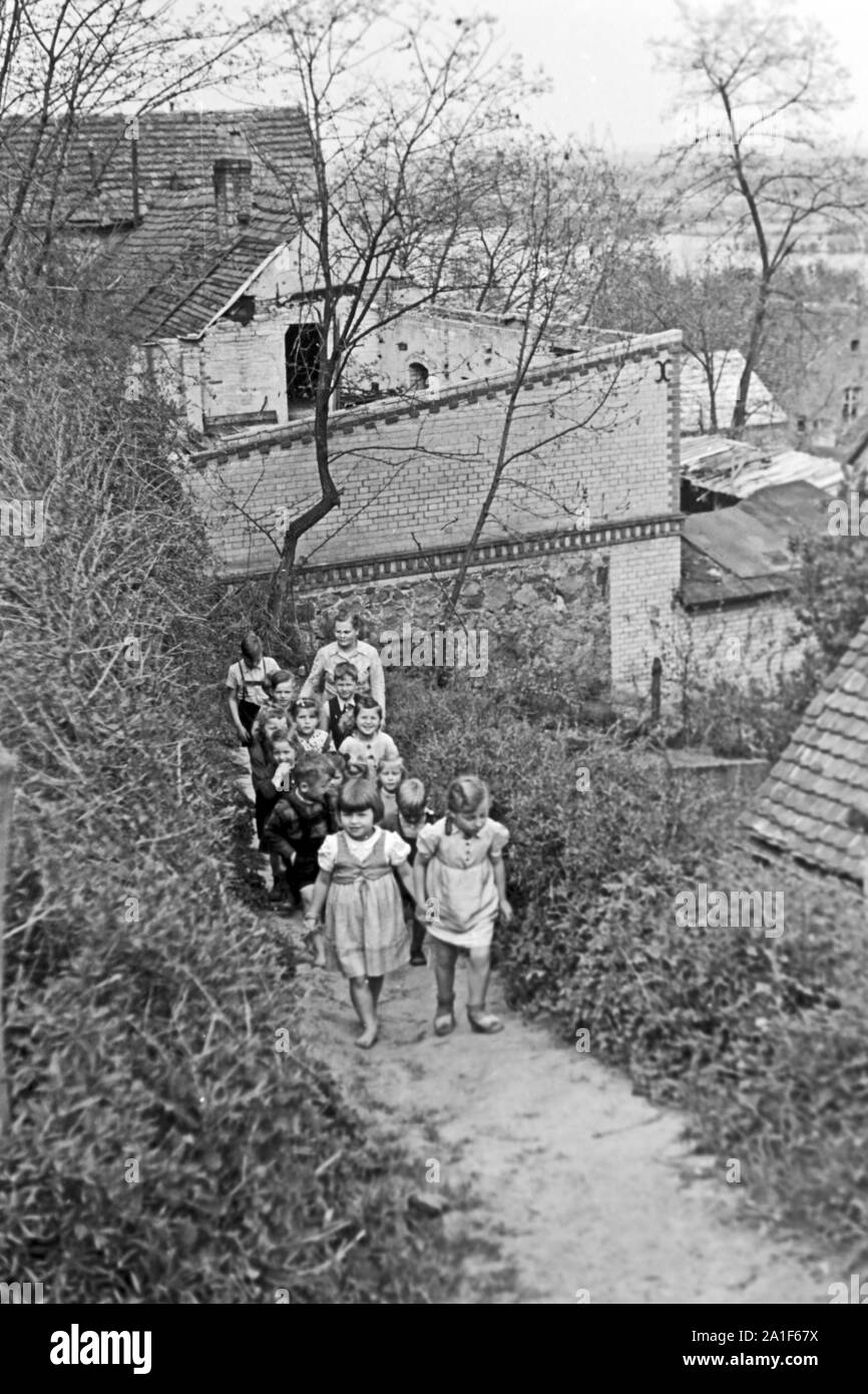 Kinder gruppe hi-res stock photography and images - Alamy