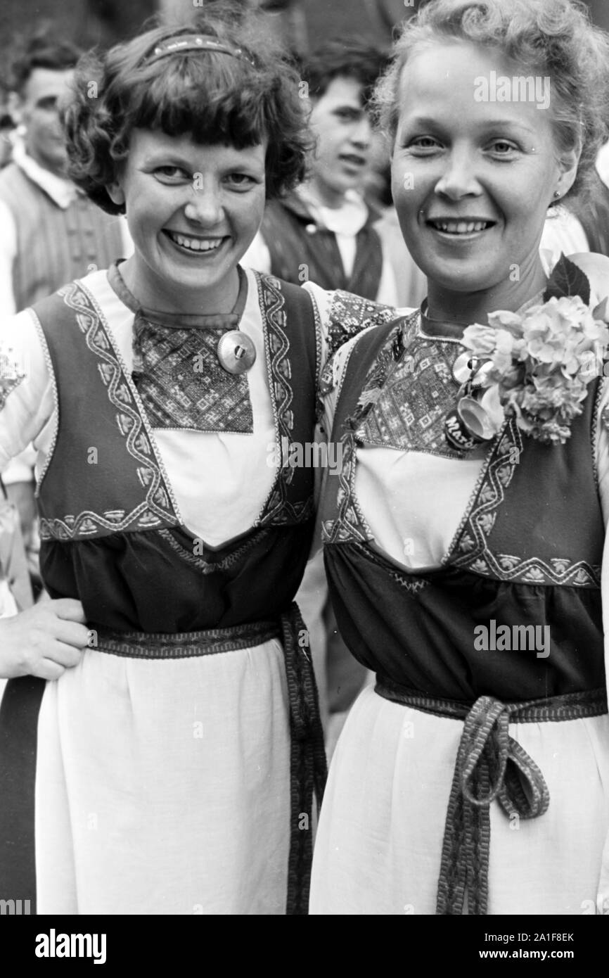 Frauen in Tracht beim Volksfest, Schleswig-Holstein, Deutschland ...