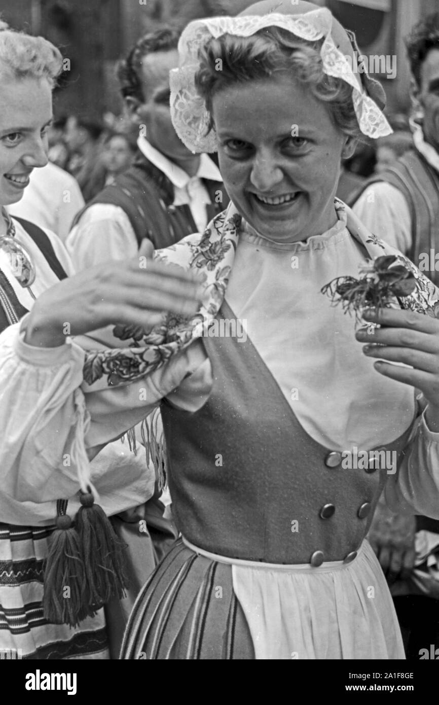 Frau in Tracht beim Volksfest, Schleswig-Holstein, Deutschland, 1960er ...