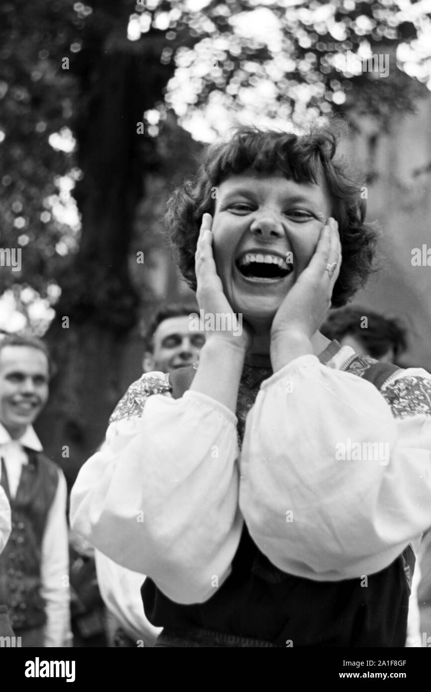 Frau in Tracht beim Volksfest, Schleswig-Holstein, Deutschland, 1960er ...