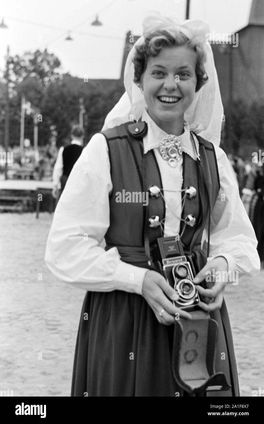 Frau in Tracht beim Volksfest, Schleswig-Holstein, Deutschland, 1960er ...