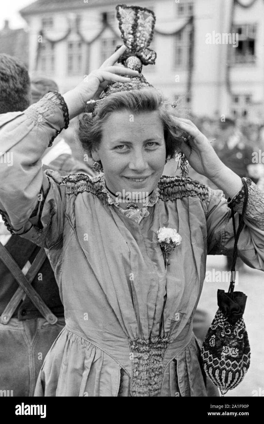Frau in Tracht beim Volksfest, Schleswig-Holstein, Deutschland, 1960er ...