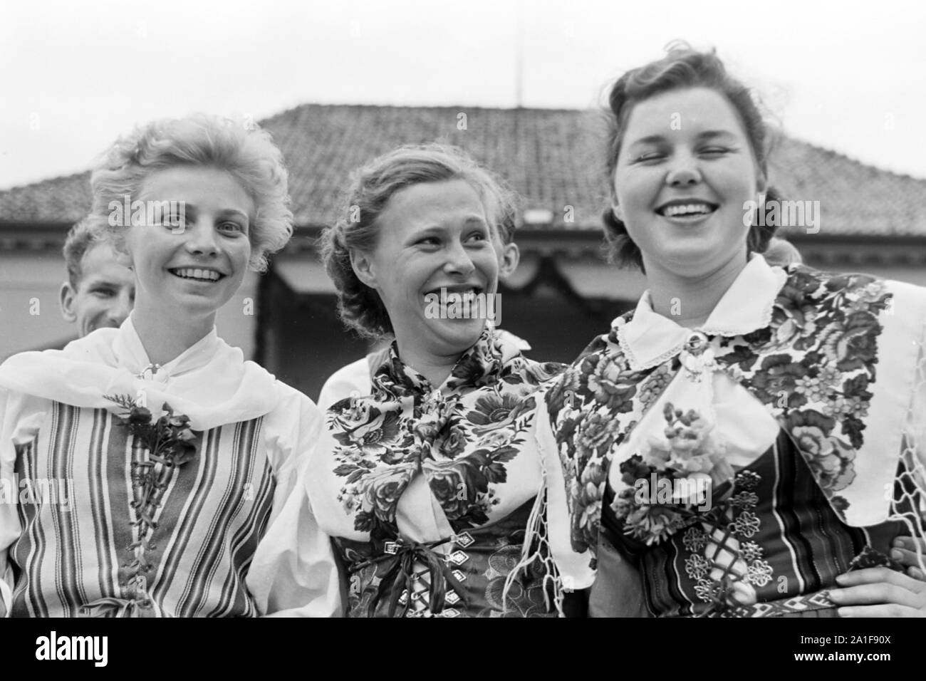 Frauen in Tracht beim Volksfest, Schleswig-Holstein, Deutschland ...