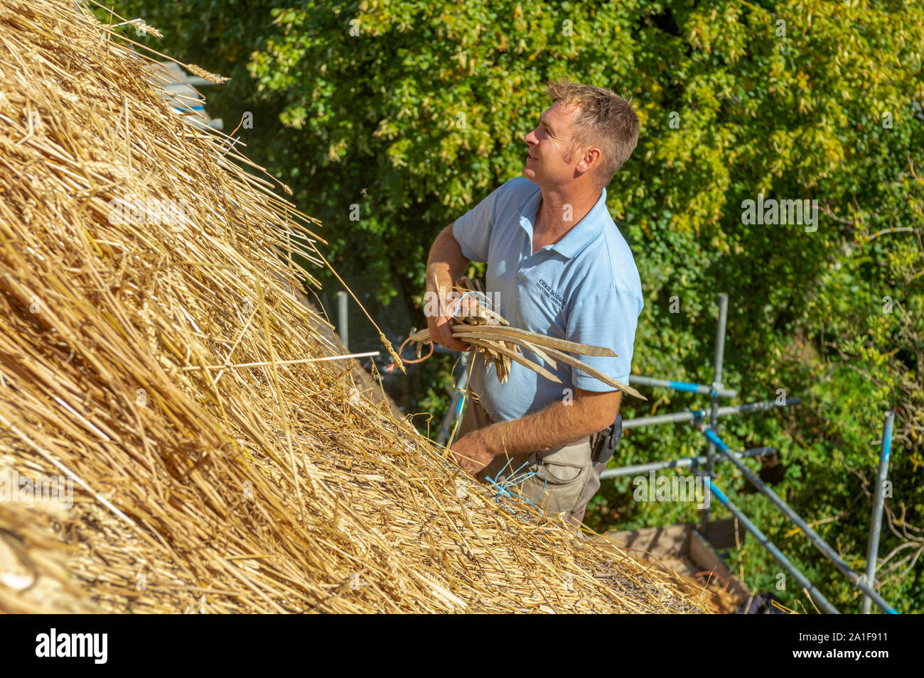 Replacing a thatched roof hi-res stock photography and images - Alamy