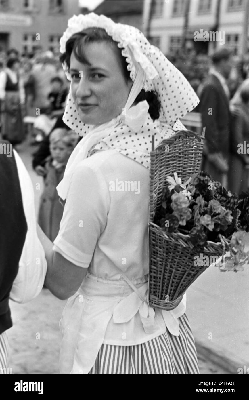 Frau in Tracht beim Volksfest, Schleswig-Holstein, Deutschland, 1960er ...