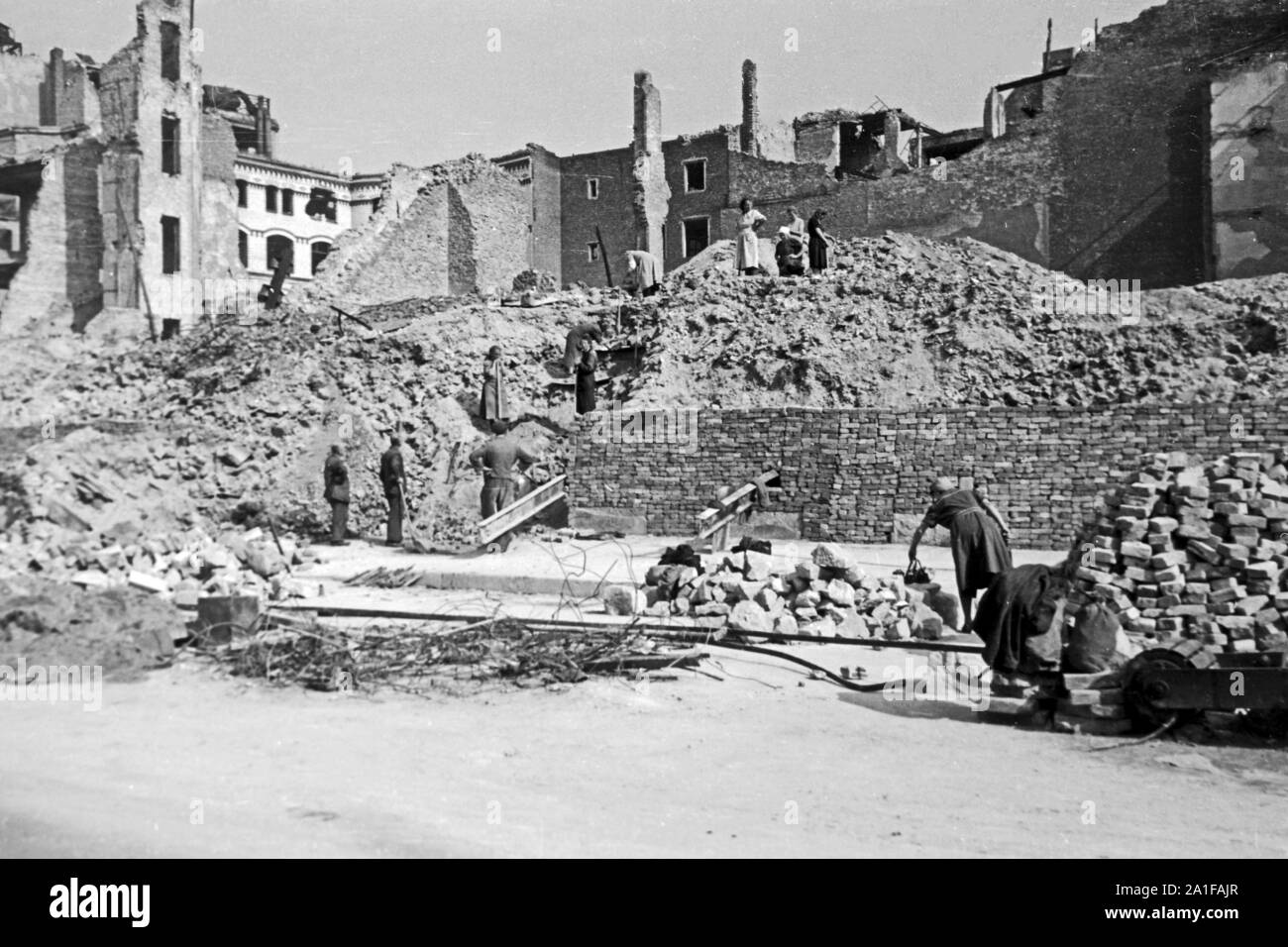 Rubble women berlin hi-res stock photography and images - Alamy