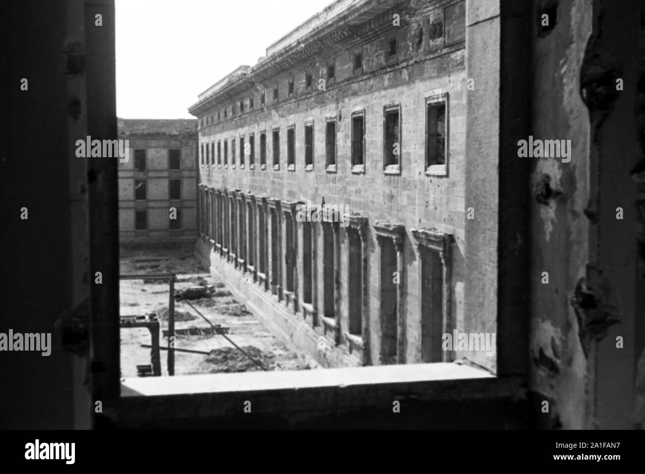 Überreste der Neuen Reichskanzlei in der Voßstraße in Berlin ...