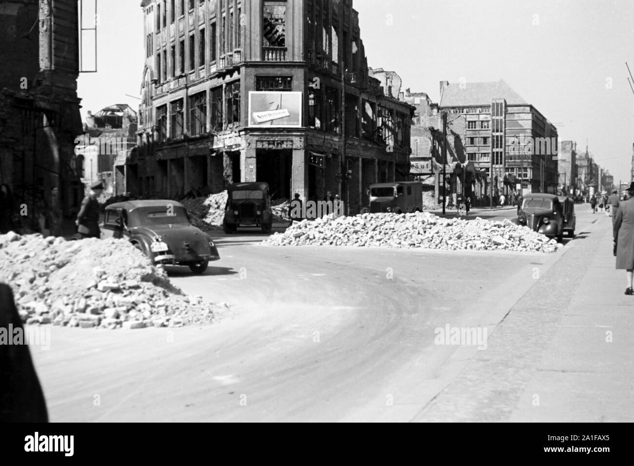 Alltagsleben in den Straßen des zerstörten Berlin, Deutschland 1949 ...