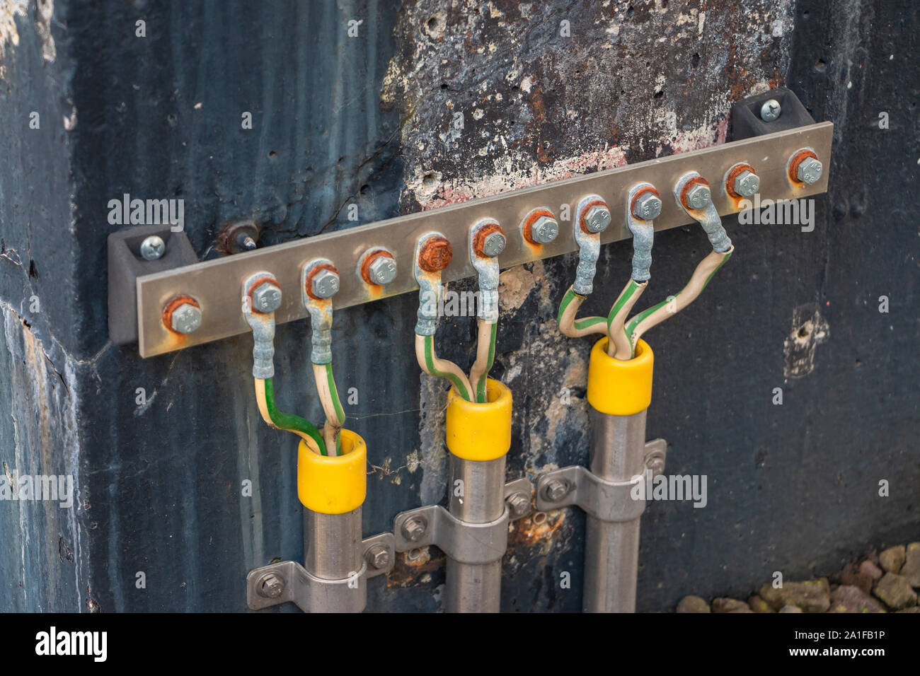 Grounding wire hi-res stock photography and images - Alamy