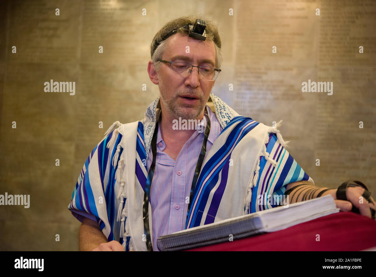 Rabbi during Jewish ceremony Stock Photo - Alamy