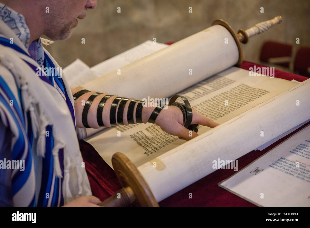 Synagogue rabbi torah scroll hi-res stock photography and images - Alamy