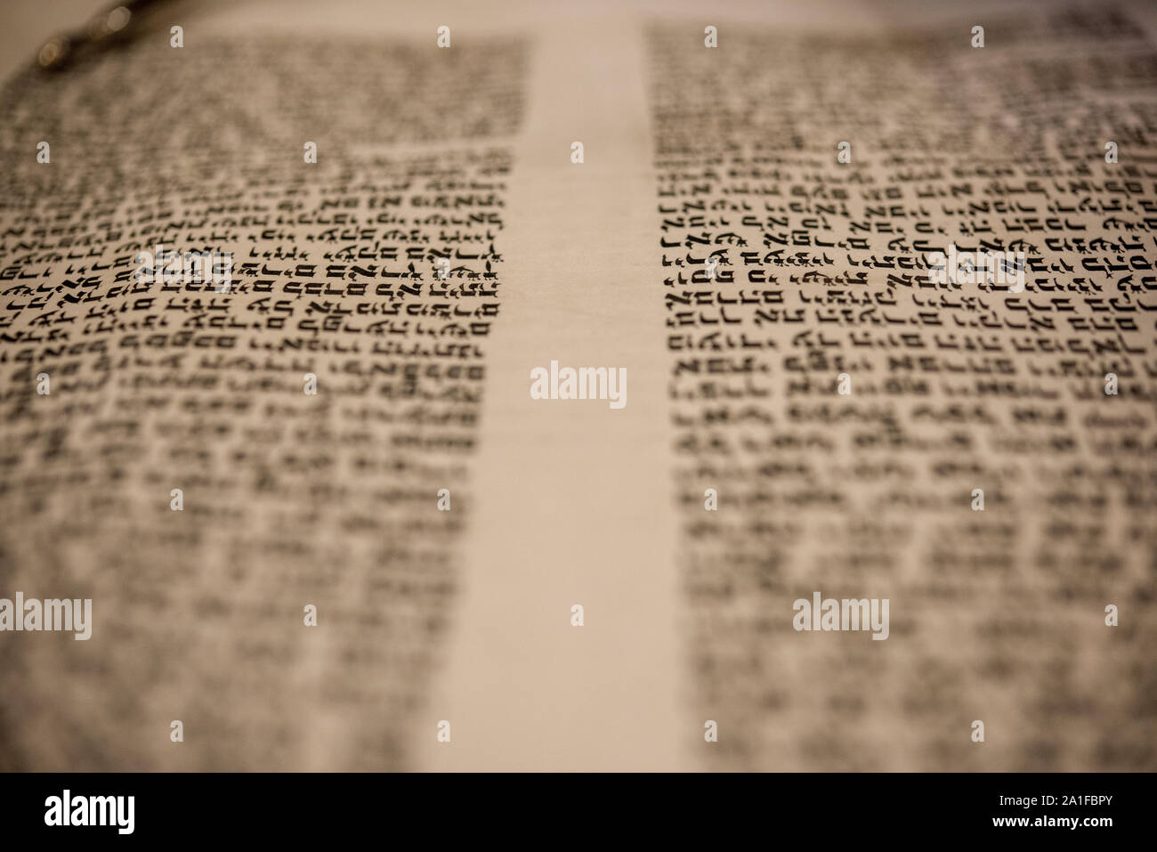 Ancient torah jewish scroll hi-res stock photography and images - Alamy