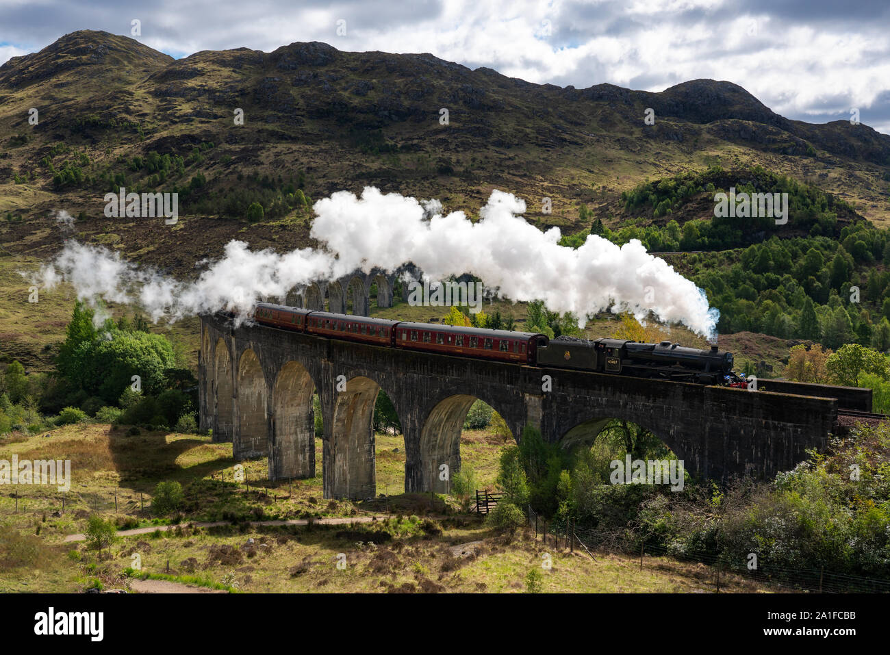 The famous Harry Potter train crosing the Glenfinnan Viaduct in ...