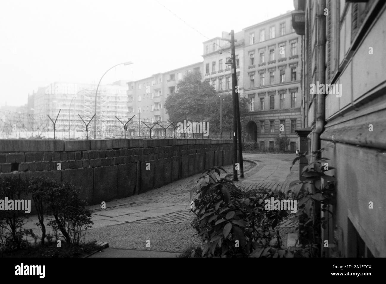 Berliner Mauer am Bethaniendamm, Deutschland 1962. Berlin wall at ...