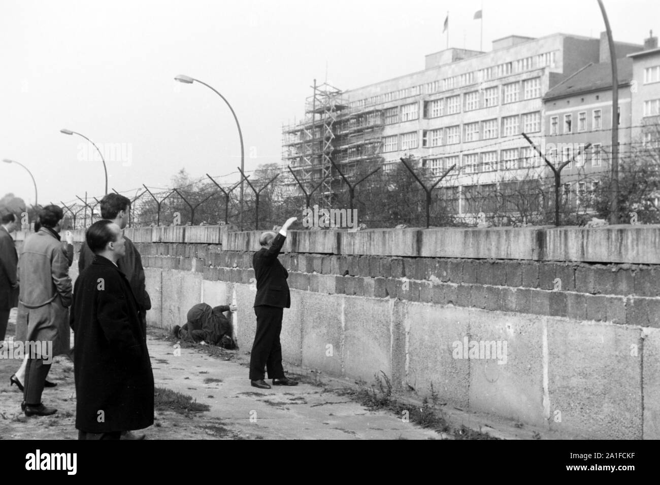 Berliner Mauer am Bethaniendamm Ecke Leuschnerdamm in Berlin, Deutschland 1962. Berlin wall at ...