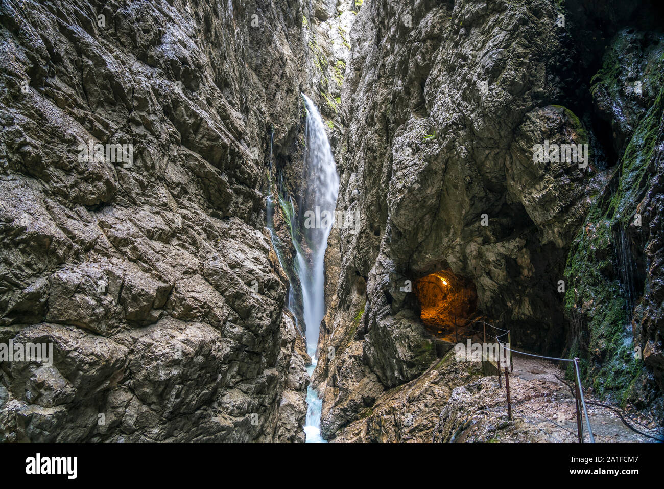 Wasserfall in der Höllentalklamm bei Grainau, Garmisch-Partenkirchen ...