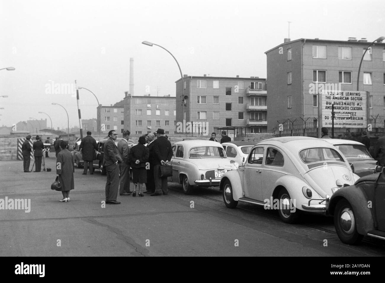 Am Grenzübergang Sebastianstraße in Berlin, Deutschland 1962. At the ...