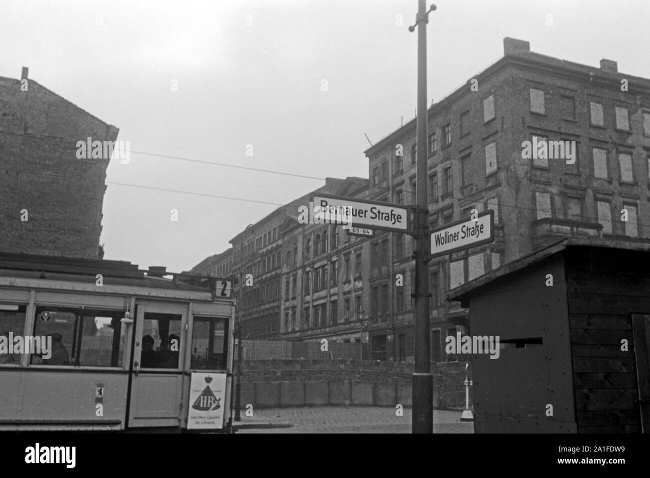 Straßenbahn an der Ecke Bernauer und Wolliner Straße in Berlin, Deutschland 1962. Tram at the ...