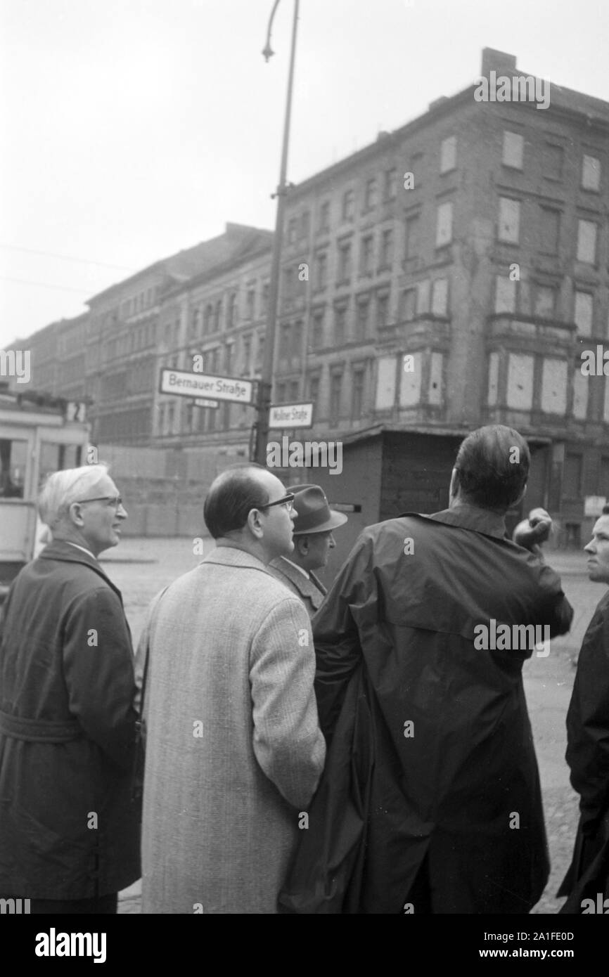 Männer an der Ecke Bernauer und Wolliner Straße in Berlin, Deutschland 1962. Men at the corner ...