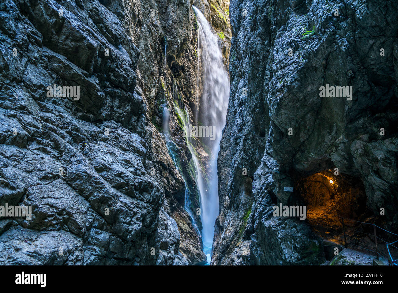 Wasserfall in der Höllentalklamm bei Grainau, Garmisch-Partenkirchen ...
