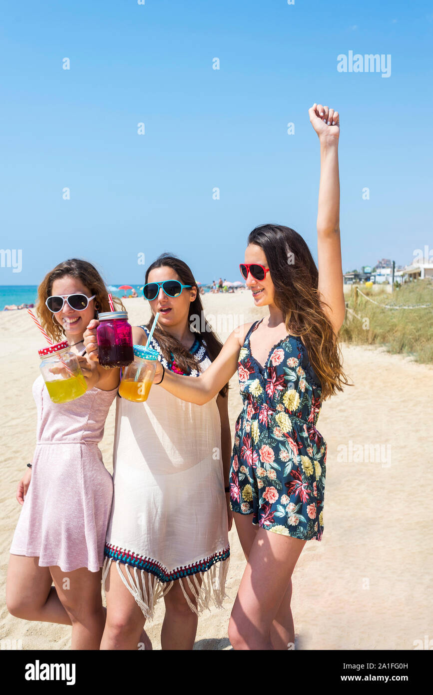 Beautiful woman smiling friends group hi-res stock photography and ...