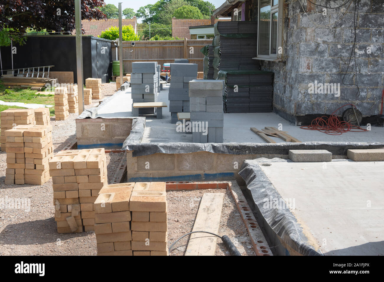 Cement blocks house hi-res stock photography and images - Alamy