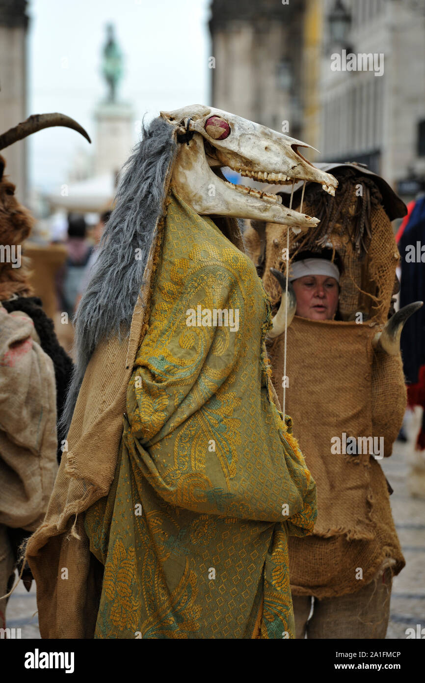 Iberian masks. Los Toros y los Guirrios de Velilla de La Reina. León ...