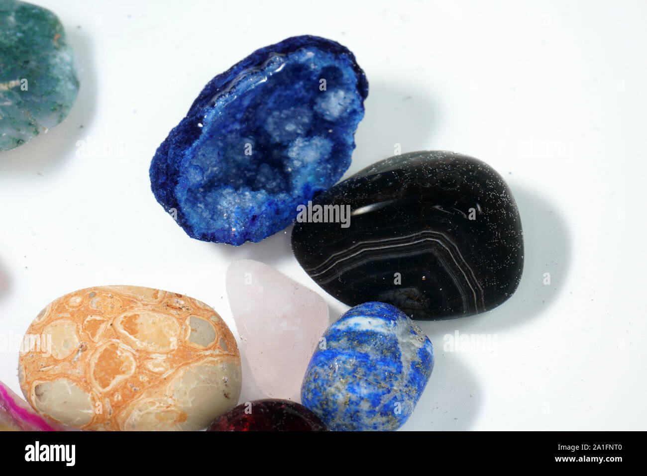 Shungit is a black rock that consists mainly of carbon and was ...