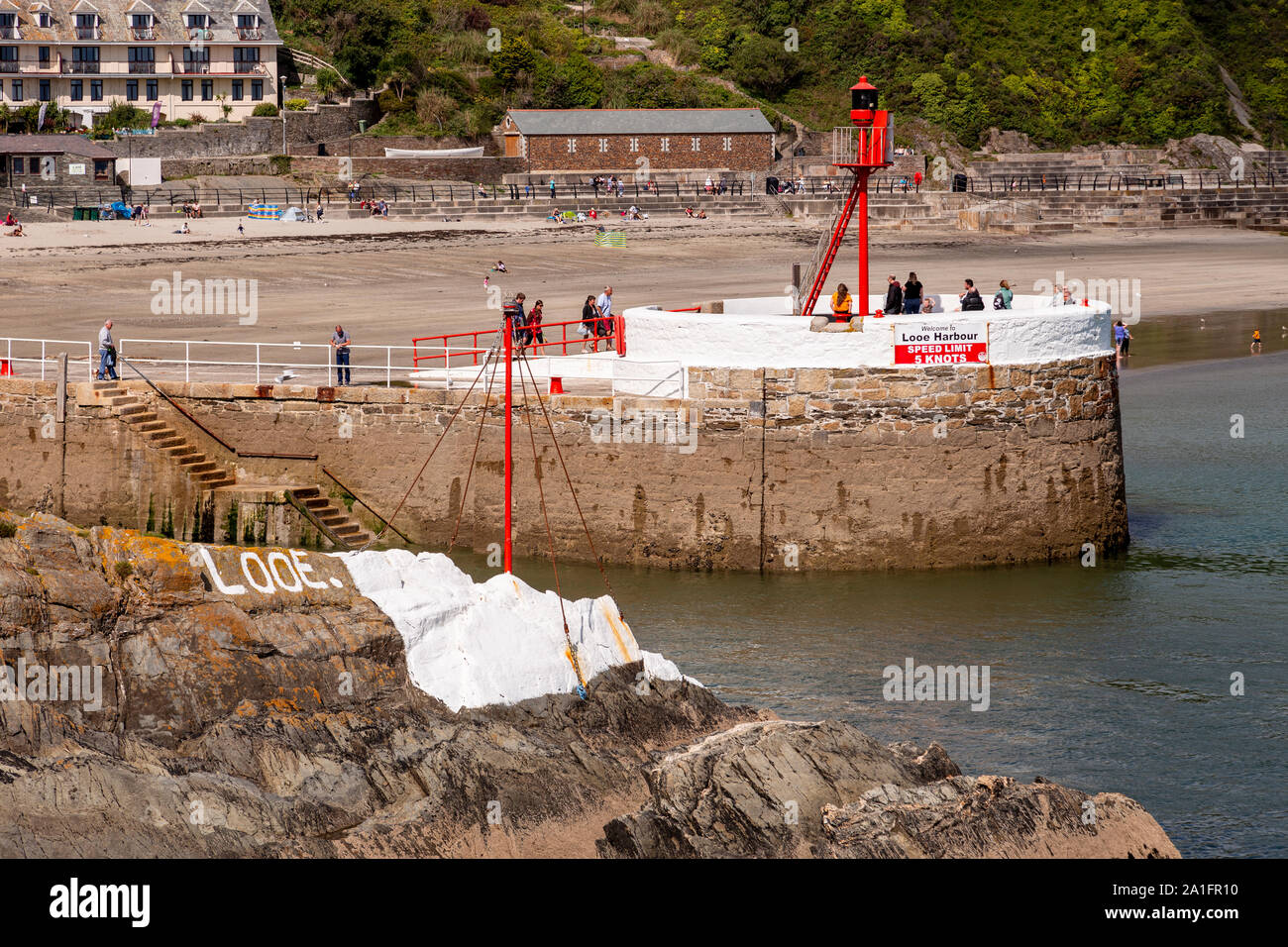 Harbour wall looe cornwall hi-res stock photography and images - Alamy