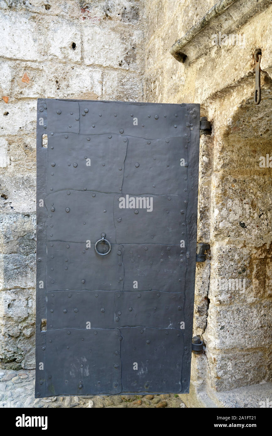 Castle gate in an old fortress Stock Photo - Alamy