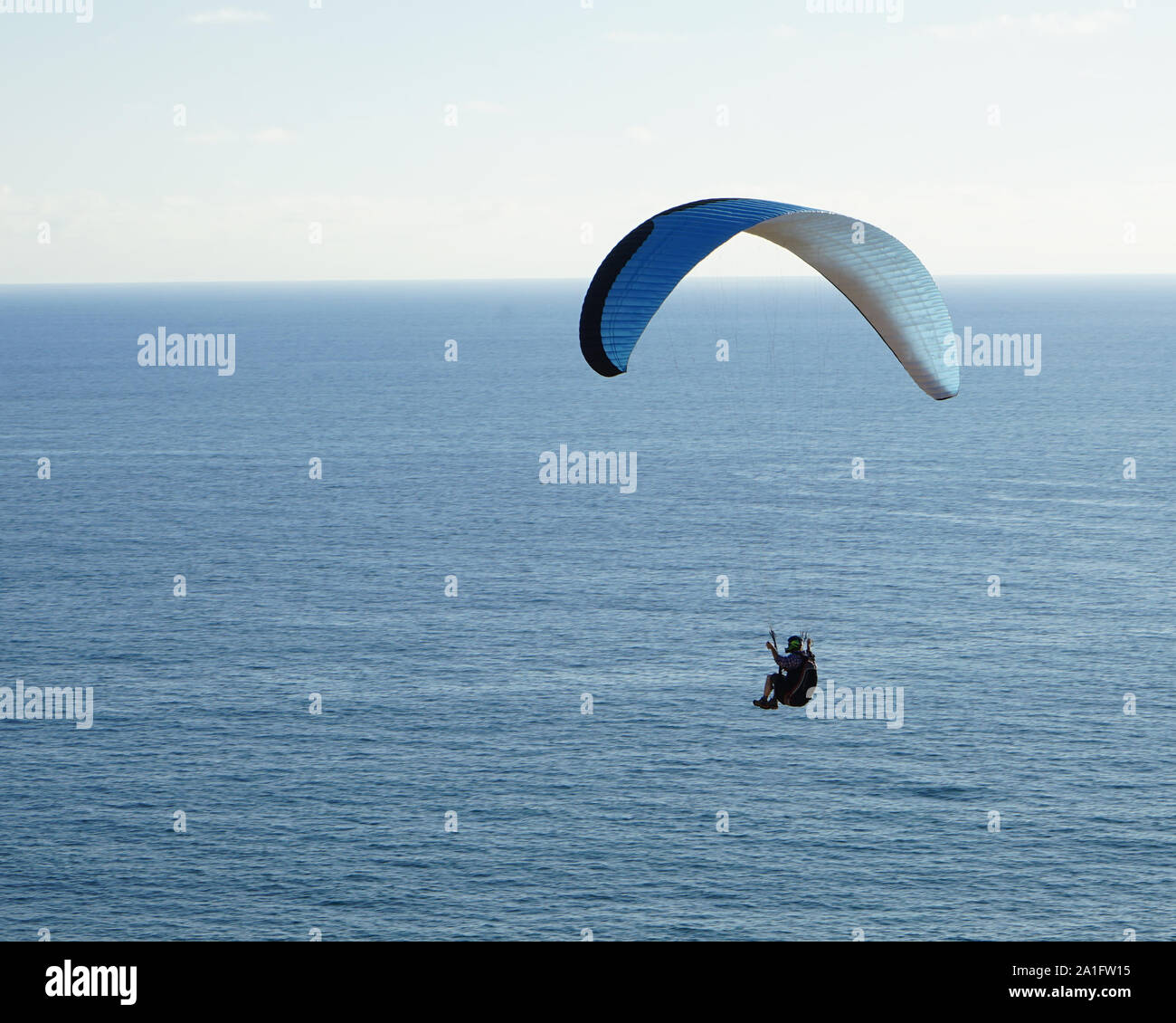 Hang gliding over ocean hi-res stock photography and images - Alamy
