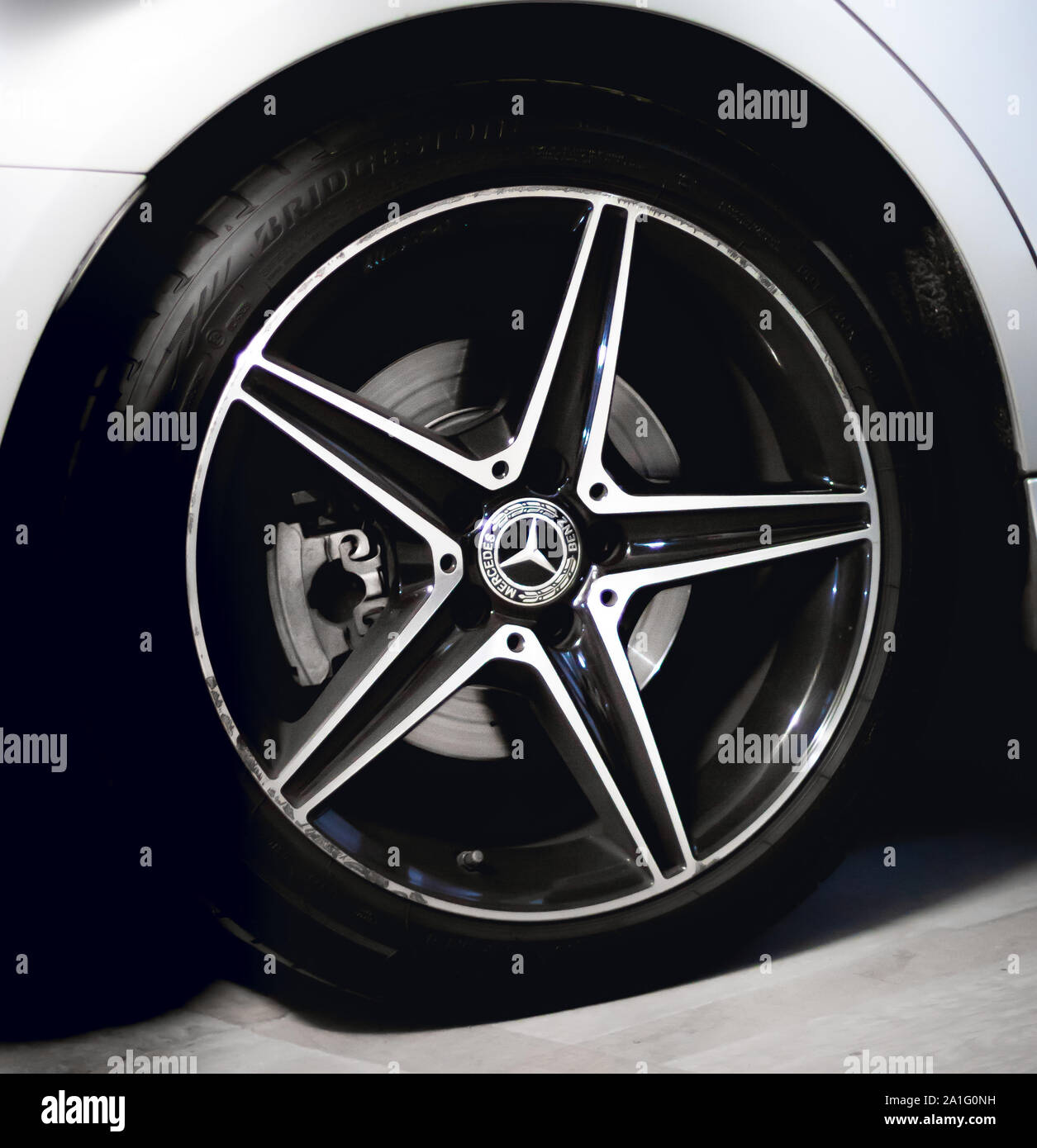 Mercedes benz car emblem hi-res stock photography and images - Alamy