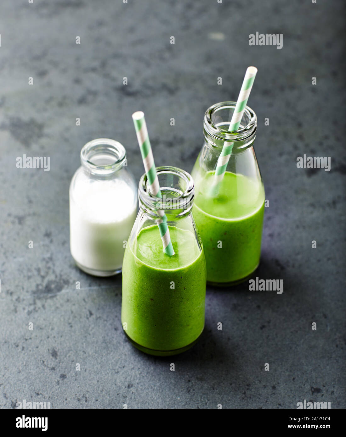 Organic spinach and almond milk smoothie with linseed Stock Photo - Alamy