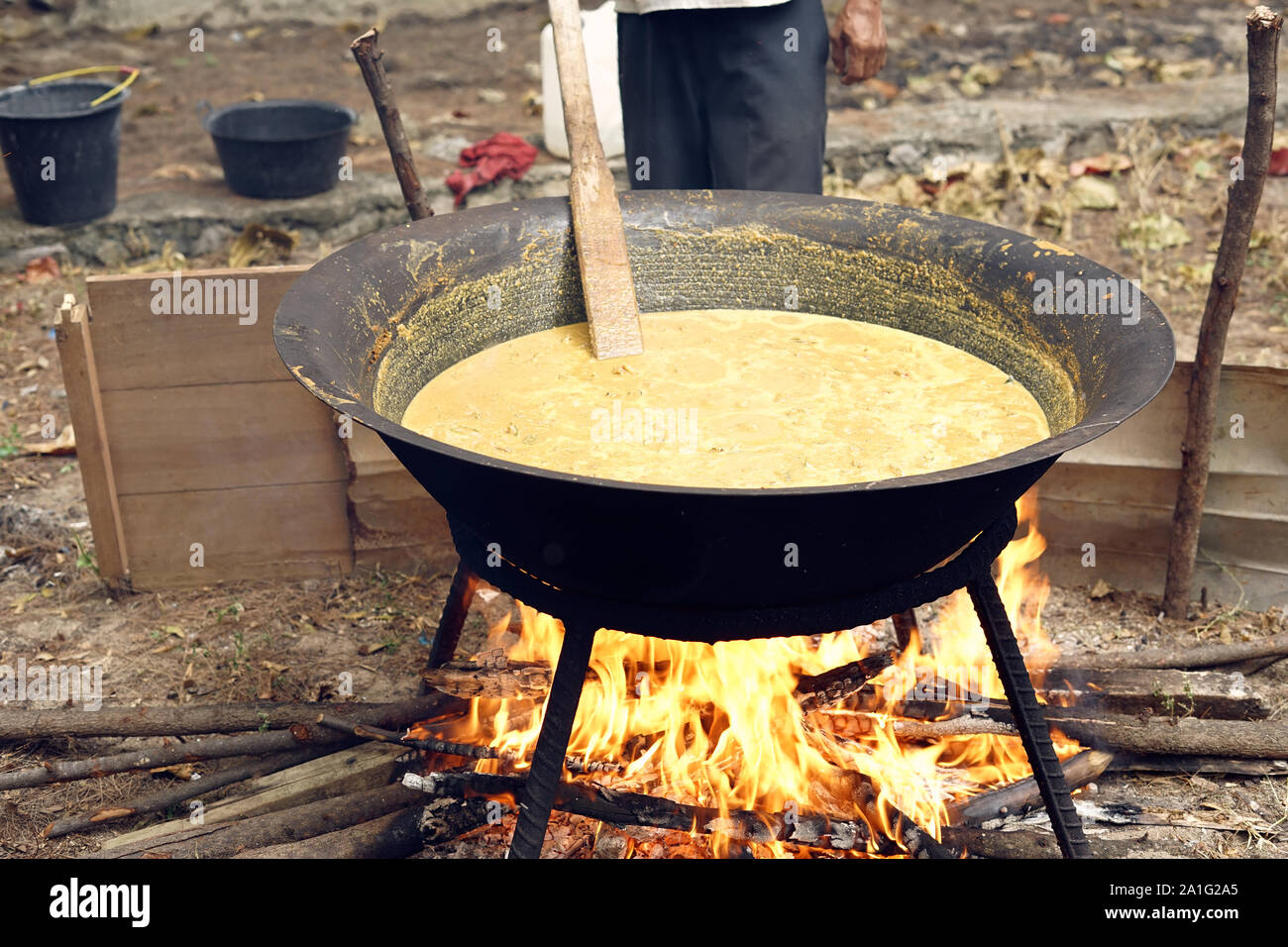 Cooking Traditional Meat Curry in a large pan on a wood fire Stock ...